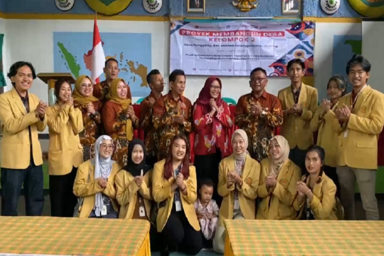 KKN PMD Mahasiswa Ubhara Jaya Ajarkan Pelaku UKM di Subang Jual Keripik Secara Online ...